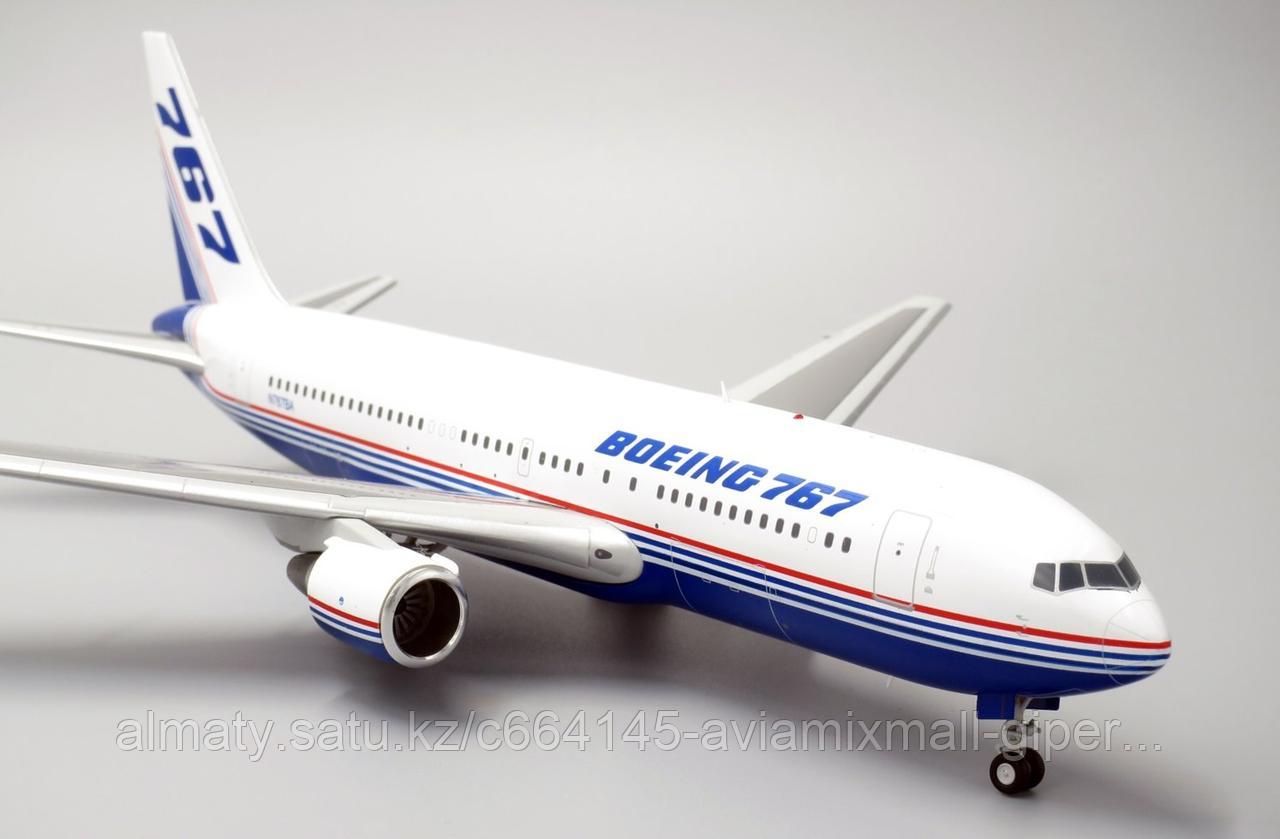 Модель самолета Boeing 767-200 N767BA в фирменной раскраске Boeing ...
