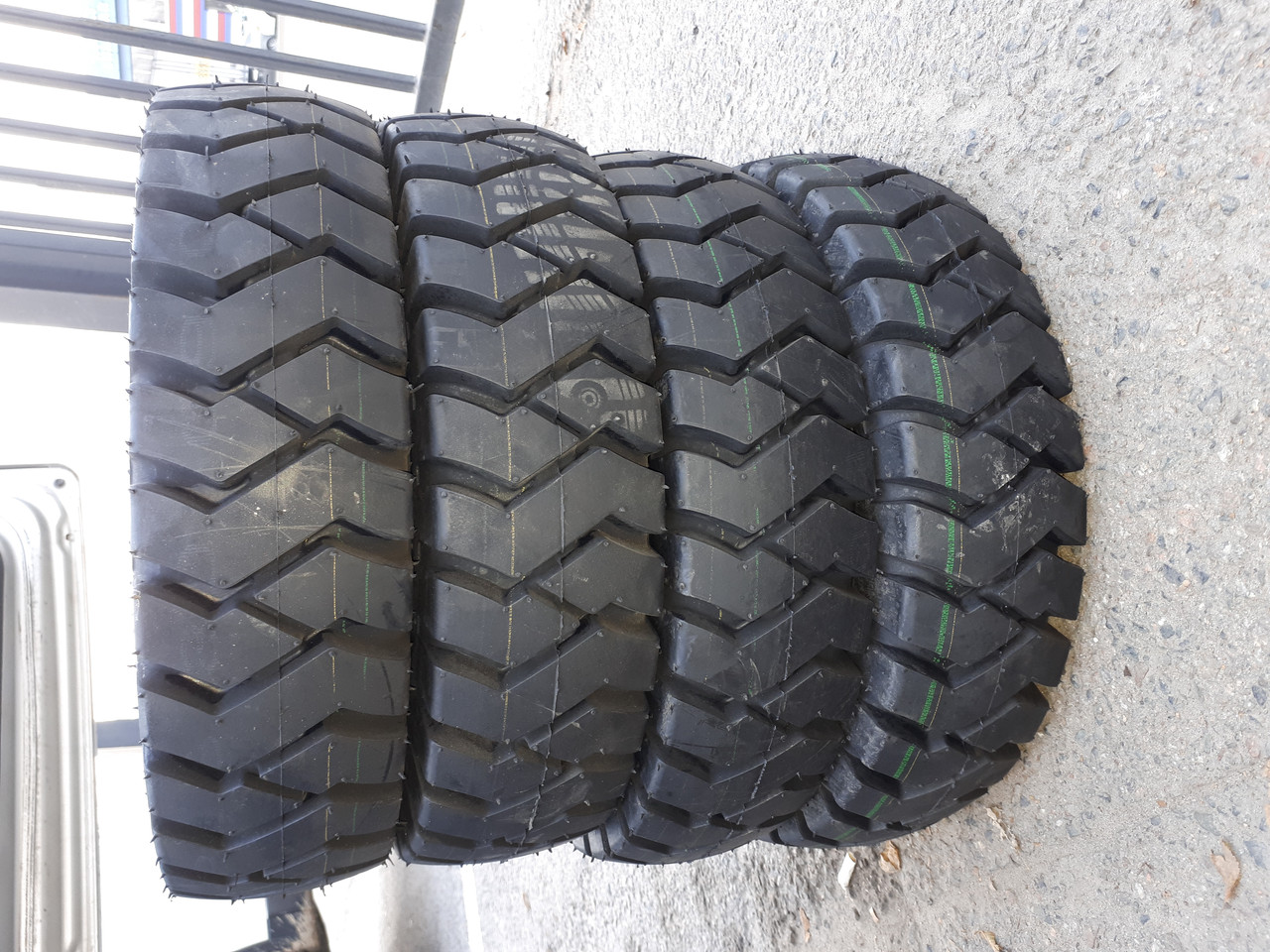 Шина цельнолитая 18X7-8 /EASYFIT/ BKT MAGLIFT 4.33" 180/70-8 для вилочных погрузчиков: продажа ...