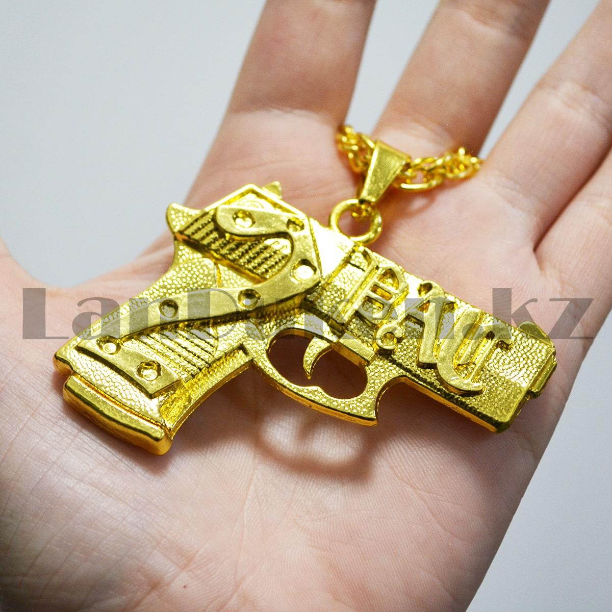 Цепь с подвеской 68 см золотистая.