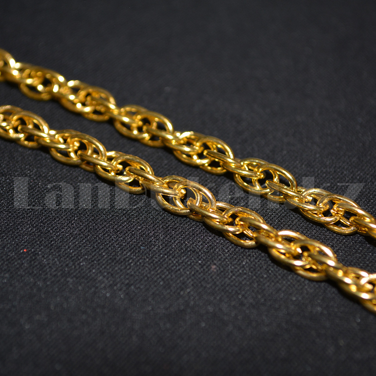 Цепь с подвеской 68 см золотистая.